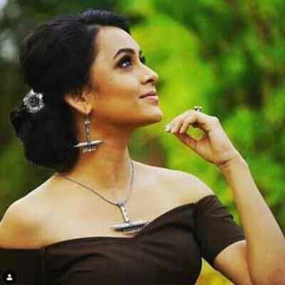 Parna Pethe | undefined Movie News - Times of India