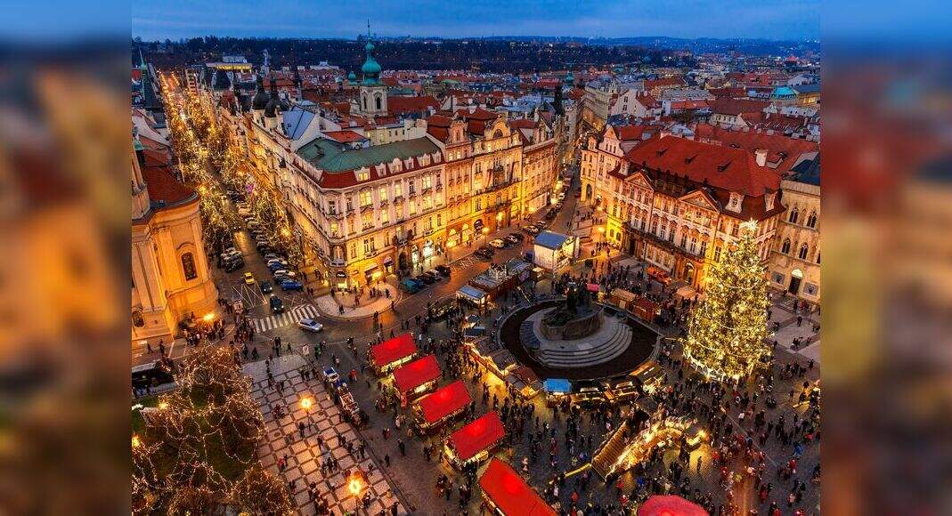 Places with unforgettable Christmas experiences and holiday lights ...