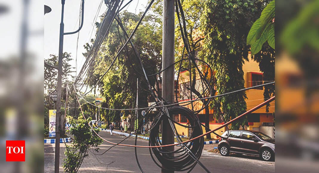 Cable mess poses risk to Kolkata's Salt Lake residents | Kolkata News ...