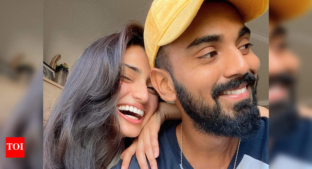 KL Rahul offers girlfriend Athiya Shetty a red rose as she poses with ...