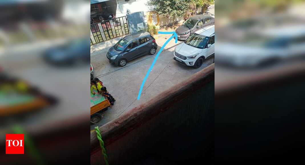 Parking cars blocking roads - The Times of India