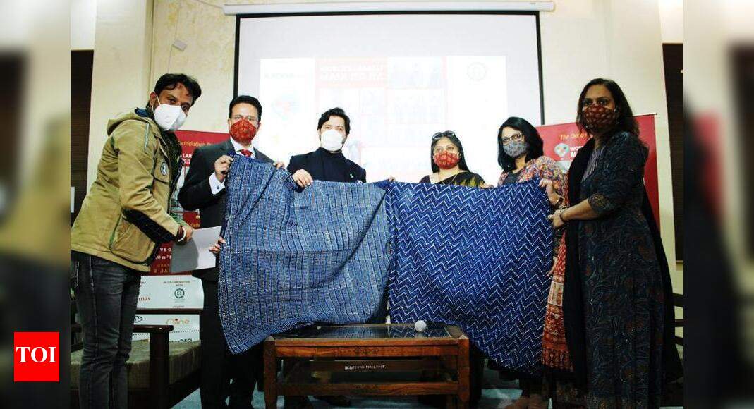 IICD Jaipur hands over the fabric to designer Manish Tripathi ...