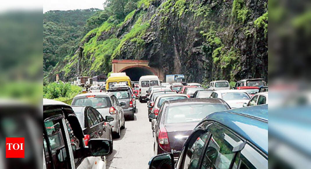 Pune: Long weekend rush triggers traffic tangles on highways | Pune ...