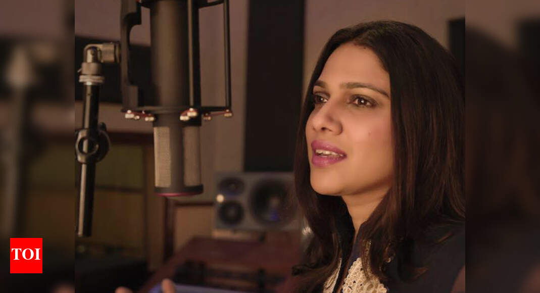 Gayatri Asokan sings a romantic New Year special song | Malayalam Movie ...