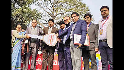 75 people win four-wheelers in Aditya Vision’s mega draw | Patna News ...