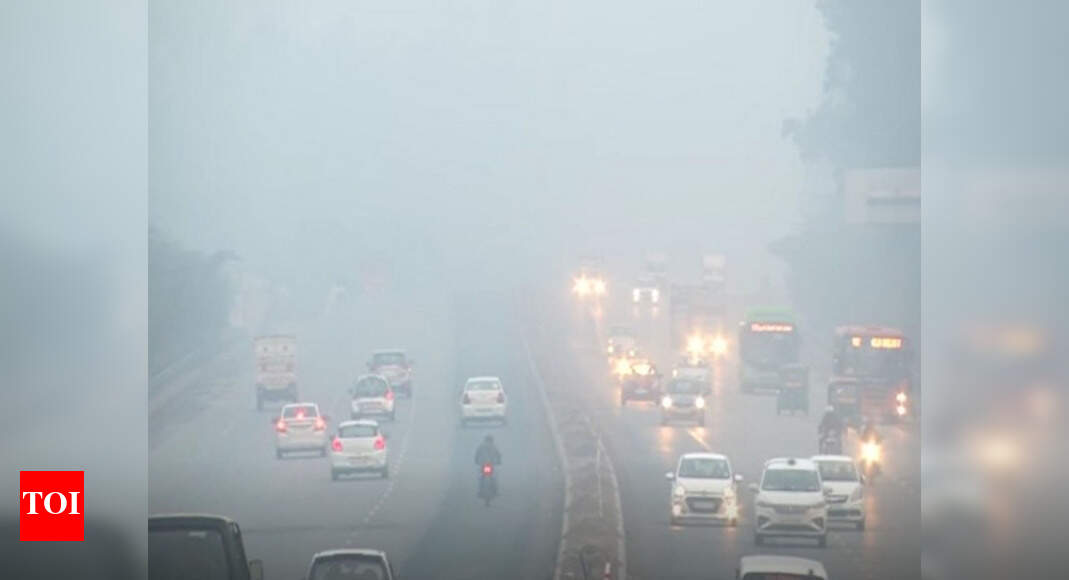 Delhi Fog: Thin layer of fog envelopes Delhi, visibility affected ...