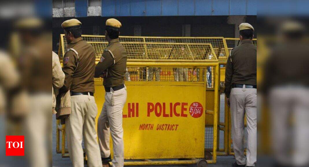 Delhi Police nab key member of illegal arms ring, seize 35 pistols ...