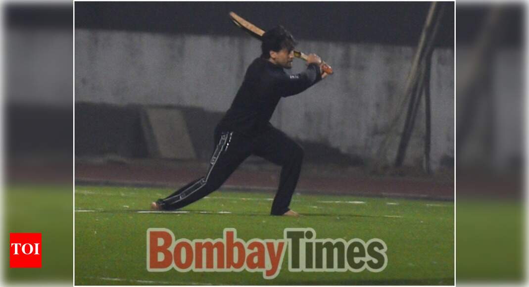 EXCLUSIVE! Tiger Shroff spotted playing cricket in Bandra | Hindi Movie ...