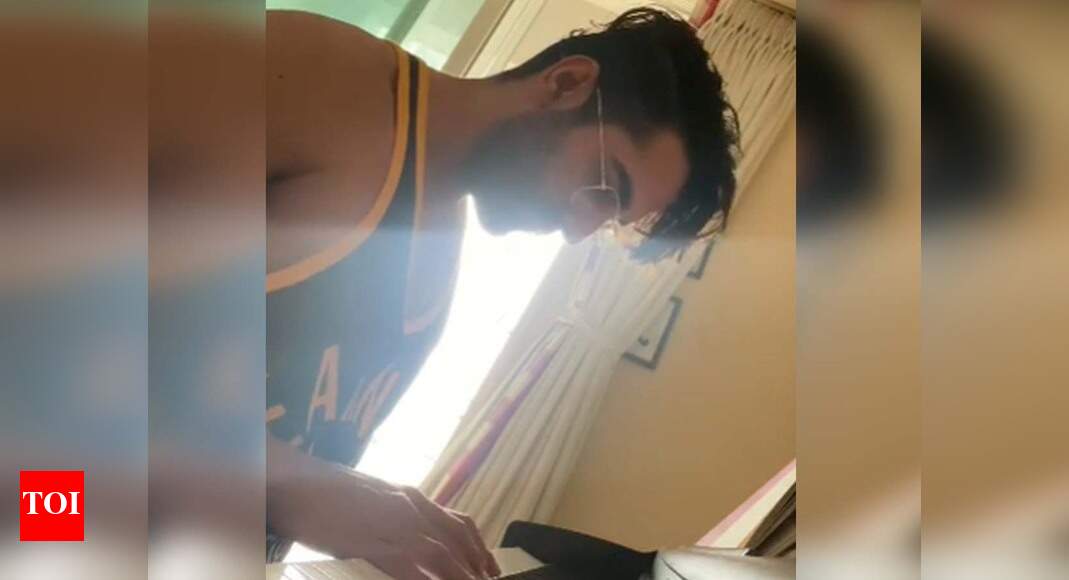 Ayushmann Khurrana shows off his piano skills by playing Ludovico ...
