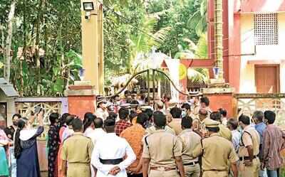 Jacobites attempt to enter churches | Kochi News - Times of India