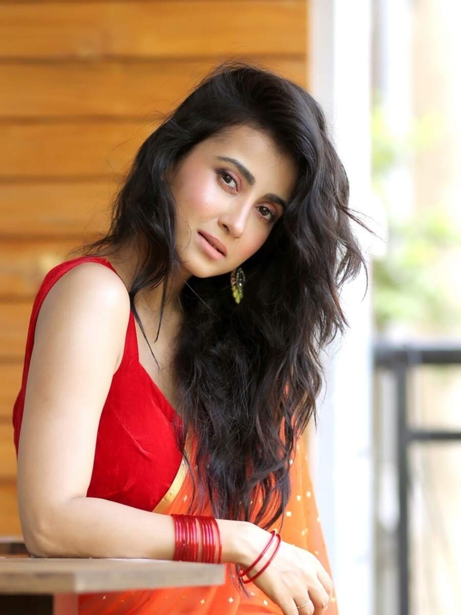 Bong beauty Monami Ghosh stuns in her saree look | Times of India
