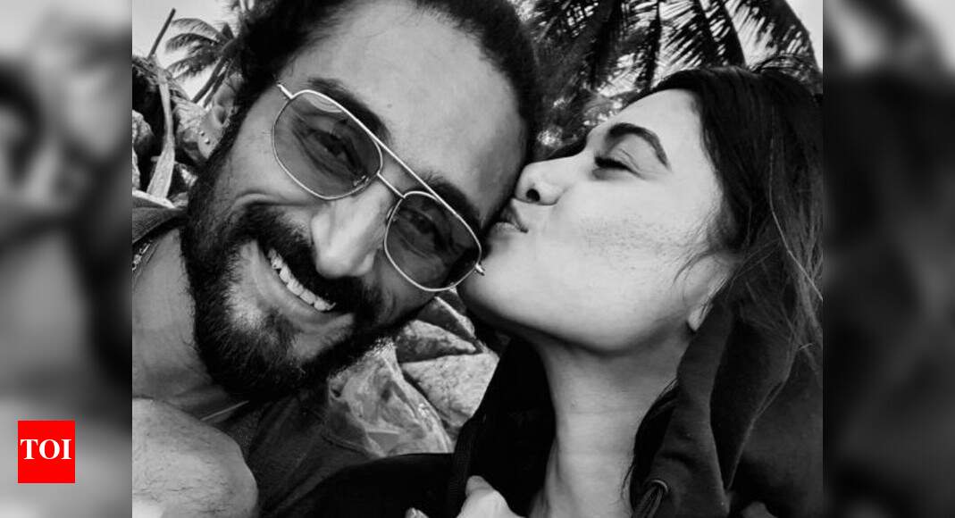 Actress Oviya grabs everyone's attention by sharing a romantic click ...