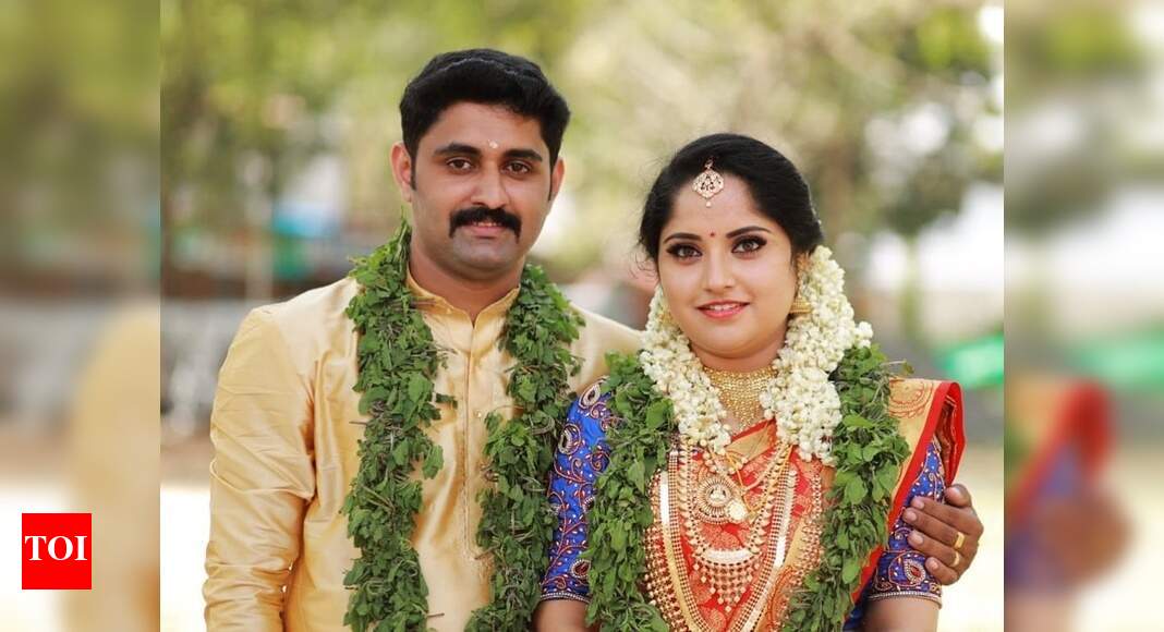 Karthikadeepam actress Amritha gets married to Navy officer Prasanth ...