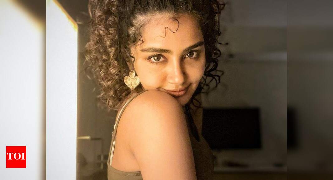 Anupama Parameswaran sings Sid Sriram's song, wins hearts | Telugu ...