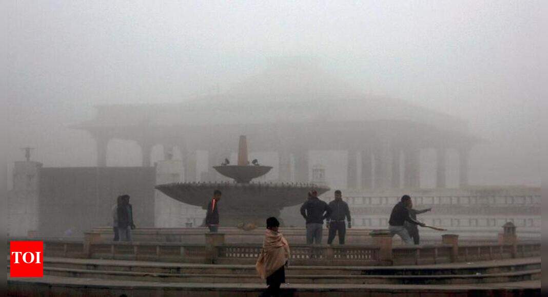 Lucknow: Day begins with fog, ends on freezing note | Lucknow News ...