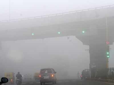 Dense fog shrouds Delhi, minimum temp rises to 8.8 degrees Celsius | Delhi News - Times of India