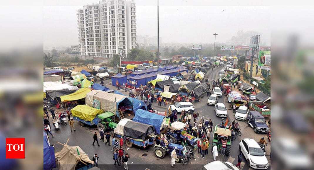 Farmers tractor rally: Women steering tractors set out for Delhi border ...