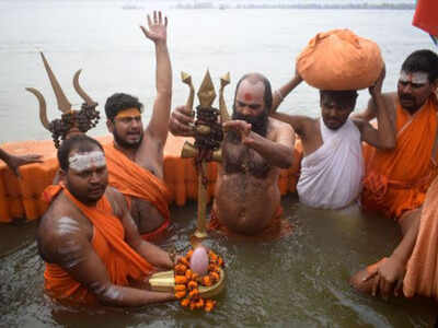 Prayagraj: 2.7L devotees brave intense cold to take holy dip on Paush ...