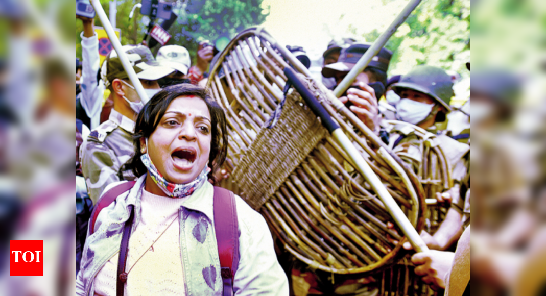 March turns into a sit-in as citizens run into police wall in Delhi ...