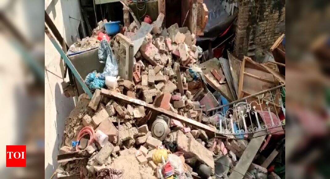 Five rescued from debris of collapsed house in Delhi: Officials | Delhi ...
