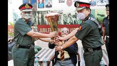 B’desh war veteran handed victory flame | Hyderabad News - Times of India