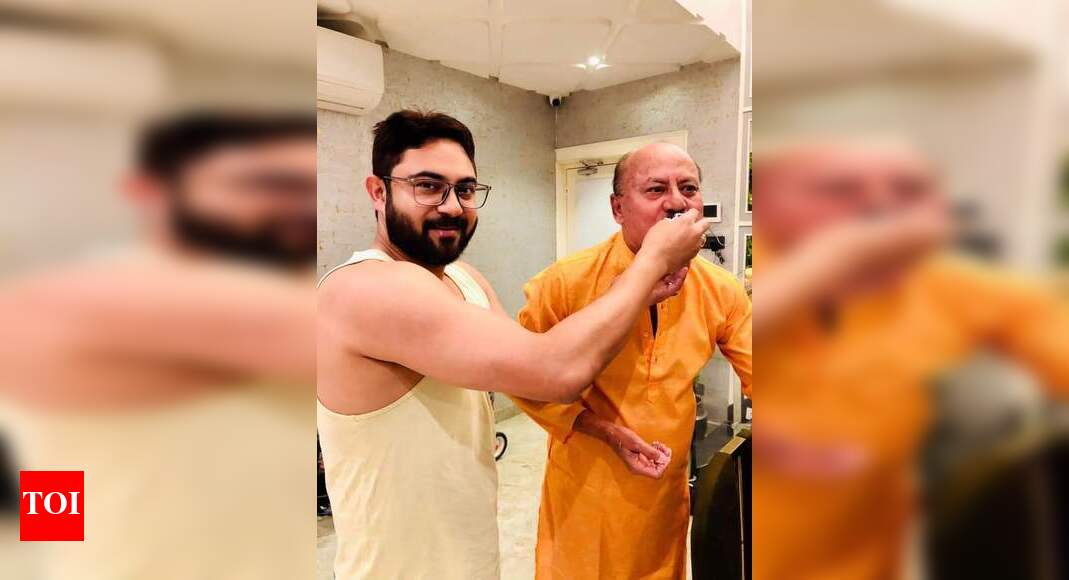 Soham celebrates his father's birthday in style | Bengali Movie News ...