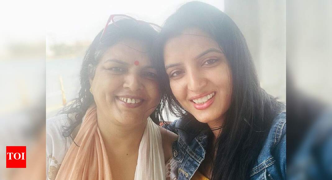 Sonalika Prasad visits Siddheshwar temple with her mother and the ...