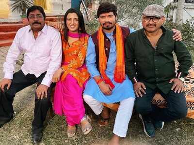 'Banarasi Babu': Sonalika Prasad shares a picture with the team ...
