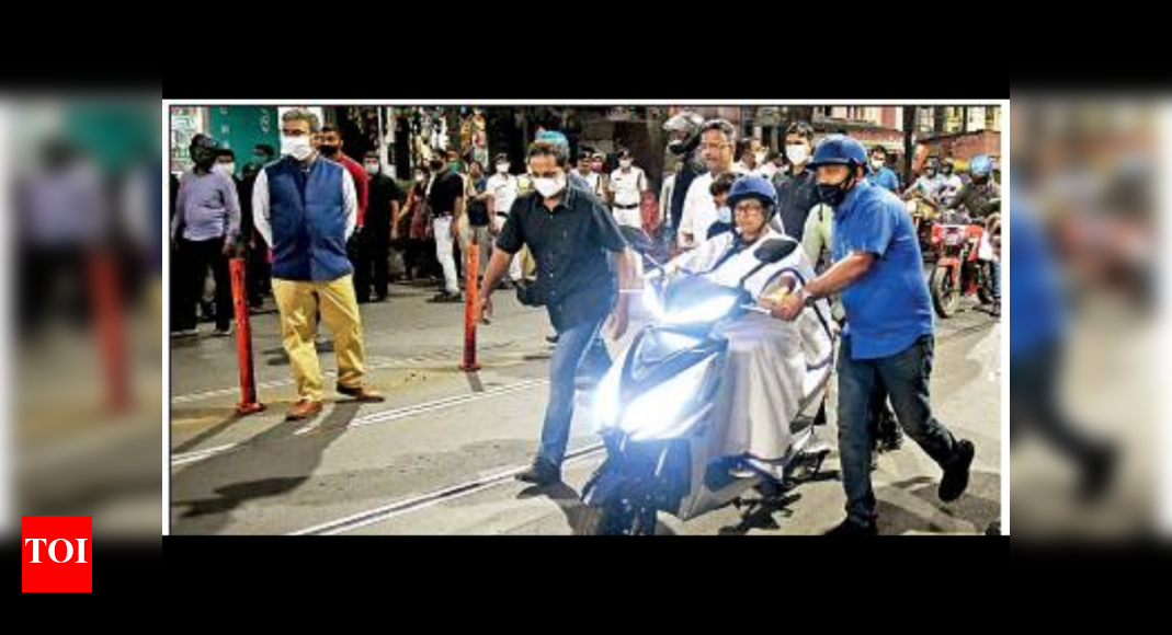 West Bengal CM protest with a message gets green applause | Kolkata ...