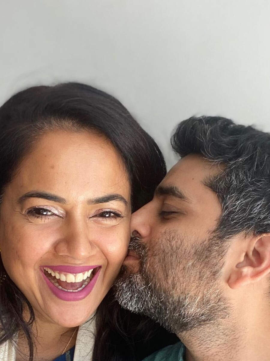 Sameera Reddy's adorable family pictures | Times of India