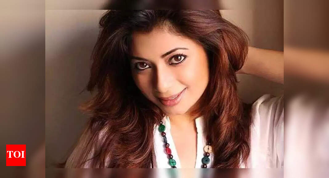 Malini Kapoor returns to TV after three years in a stylish avatar ...