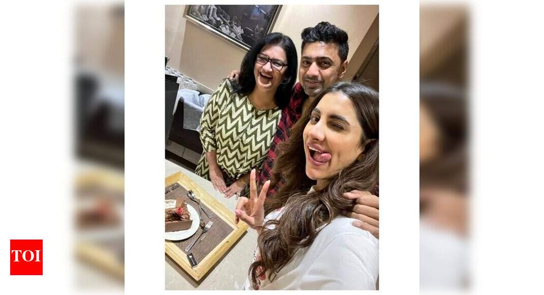 Dev flies to Mumbai to be with Rukmini on her mom's birthday | Bengali ...