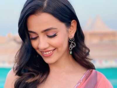 Pic: Esha Kansara doles out her easy breezy avatar | Gujarati Movie ...