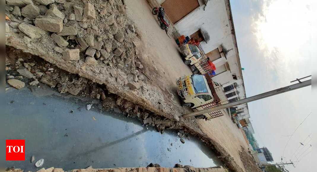 Drain strain in RTC colony - Times of India