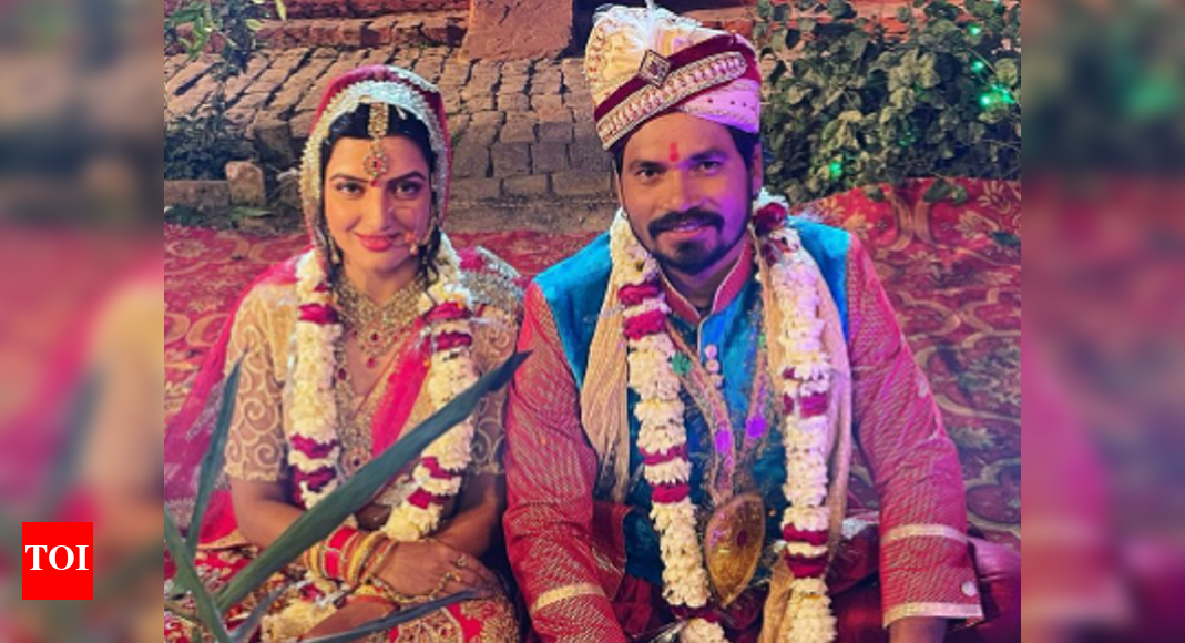 Sonalika Prasad and Pravesh Lal Yadav wrap up the shoot of 'Banarasi ...