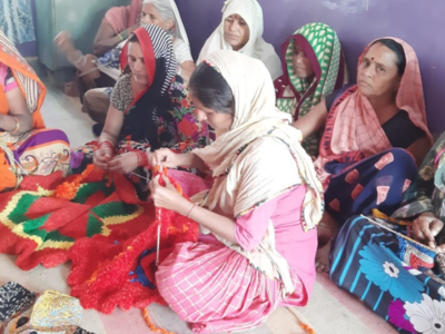 Women in Agra district jail prepare durries for needy | Agra News ...