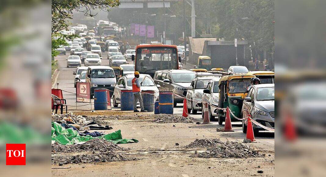 Delhi: Moolchand flyover repair hits traffic, relief likely in a week ...