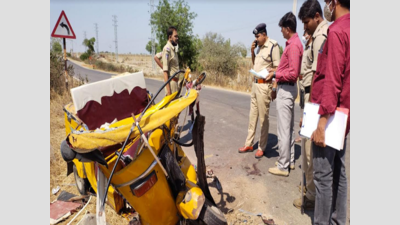 Telangana: 4 die, 4 injured in road accident | Hyderabad News - Times ...