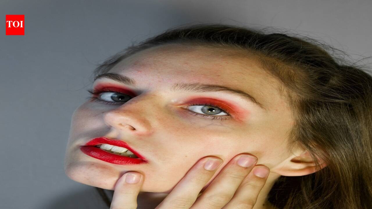 Red eyeshadow for bold and sassy eyes - The Times Reviews
