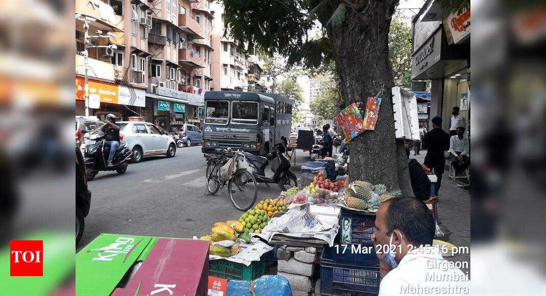 Unauthorized peddlers on the streets - Times of India