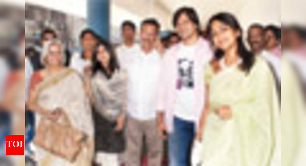 Vivek, family pray together | Hindi Movie News - Times of India