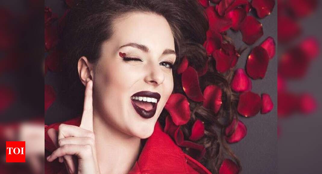 Red eyeshadow for bold and sassy eyes - Times of India