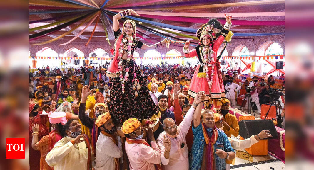 Holi 2021 Legend: Lord Krishna playing Holi with Radharani - Times of India