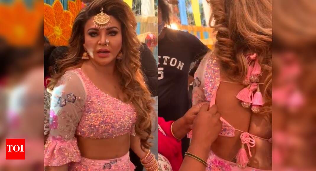 Bigg Boss 14 Fame Rakhi Sawant Suffers Wardrobe Malfunction Before Her