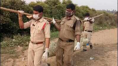 Visakhapatnam police carry dead body on shoulders | Visakhapatnam News ...