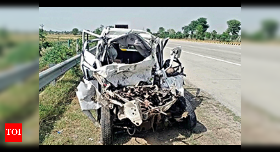 Four, on their way to Delhi, die in Yamuna Expressway accident | Agra News - Times of India