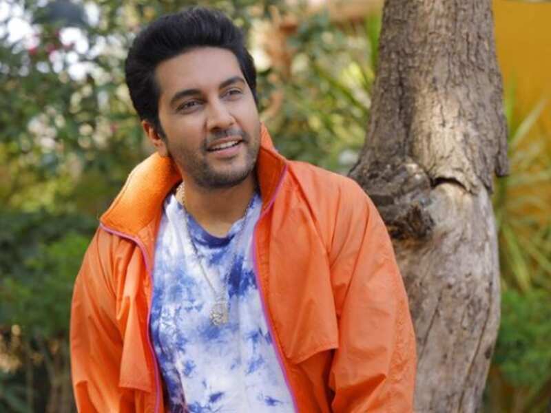 Video! Parth Oza releases new track 'Fagan Foram to Aayo' | Gujarati ...