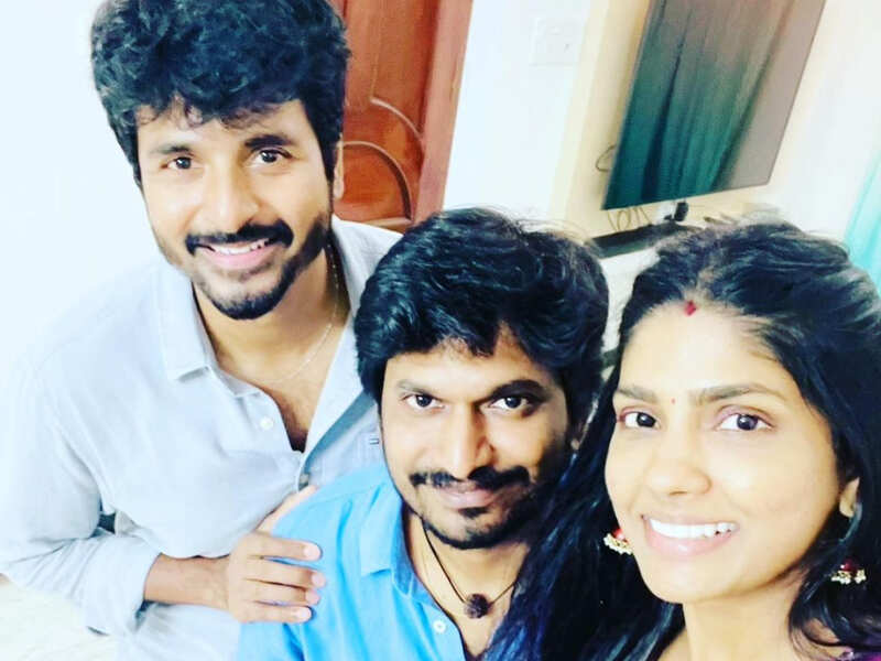 Sivakarthikeyan meets newly-wed Desingh Periyasamy and Niranjana ...