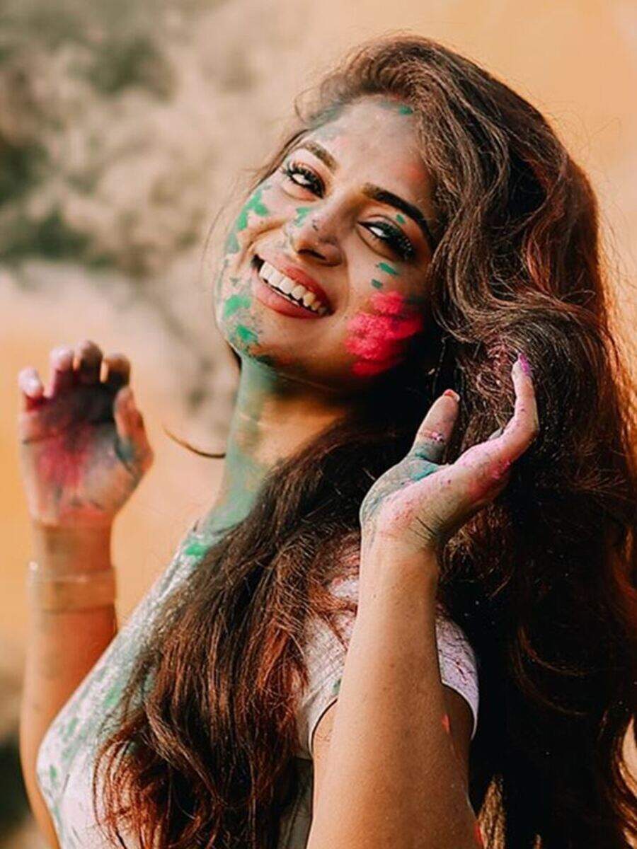 Unseen pictures from Arathy Sojan's Holi special photoshoot are ...