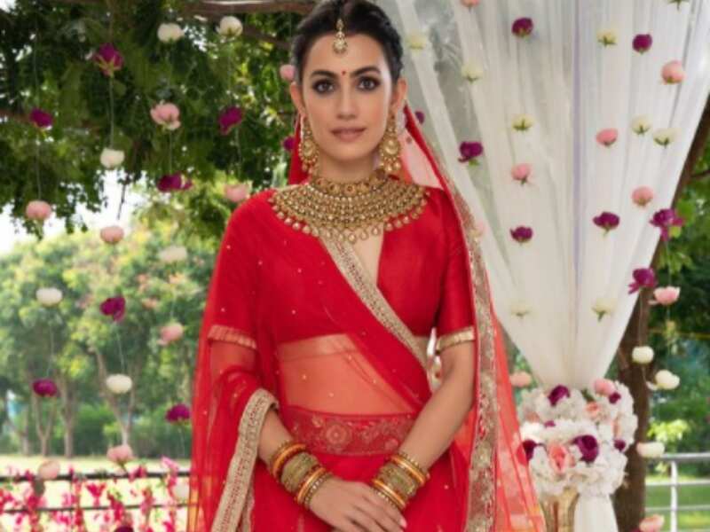 Photo: Esha Kansara looks regal in a red traditional lehenga | Gujarati ...